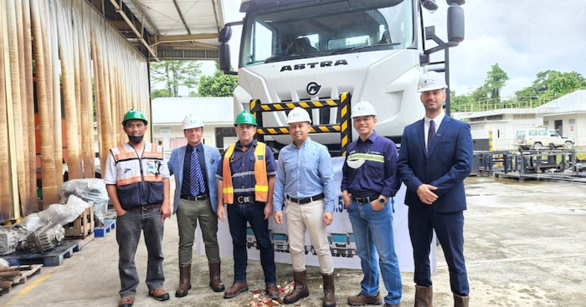 Astra delivers an HHD9 8x6 tractor version for mining to Indonesia