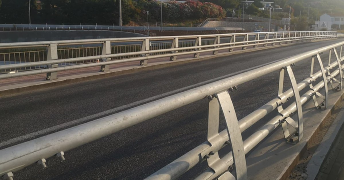 Road safety barriers for civil engineering structure (bridges and viaducts)