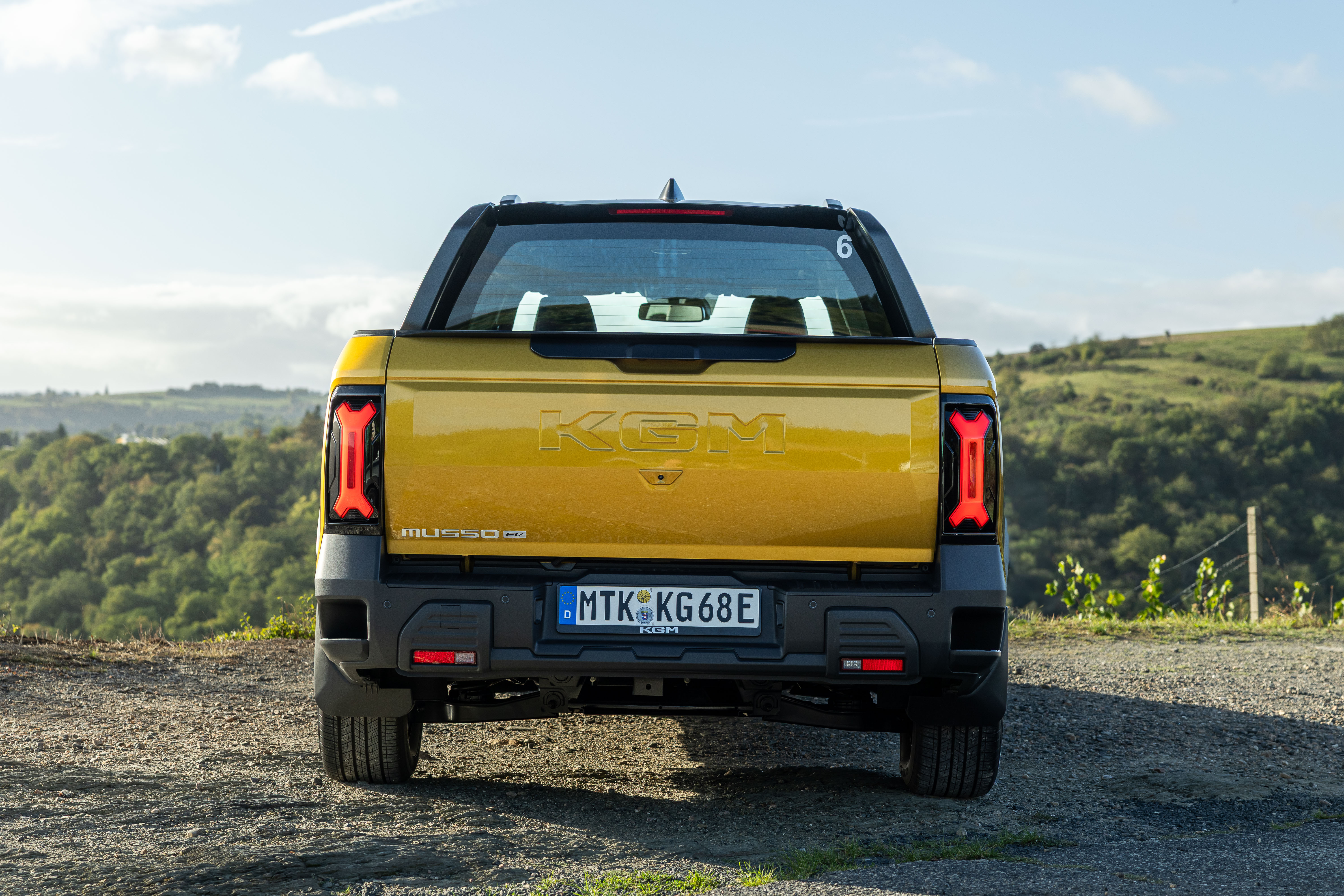 KGM presenta Torres HEV e Torres EVT Pick-Up